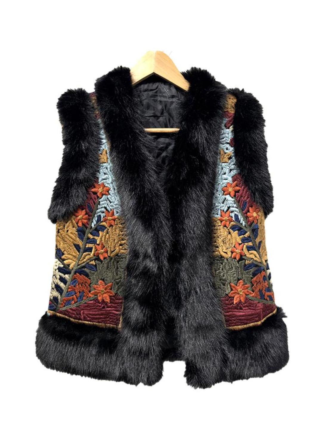 Chalecos de pelo negros y multicolor estilo boho| Moda mujer invierno